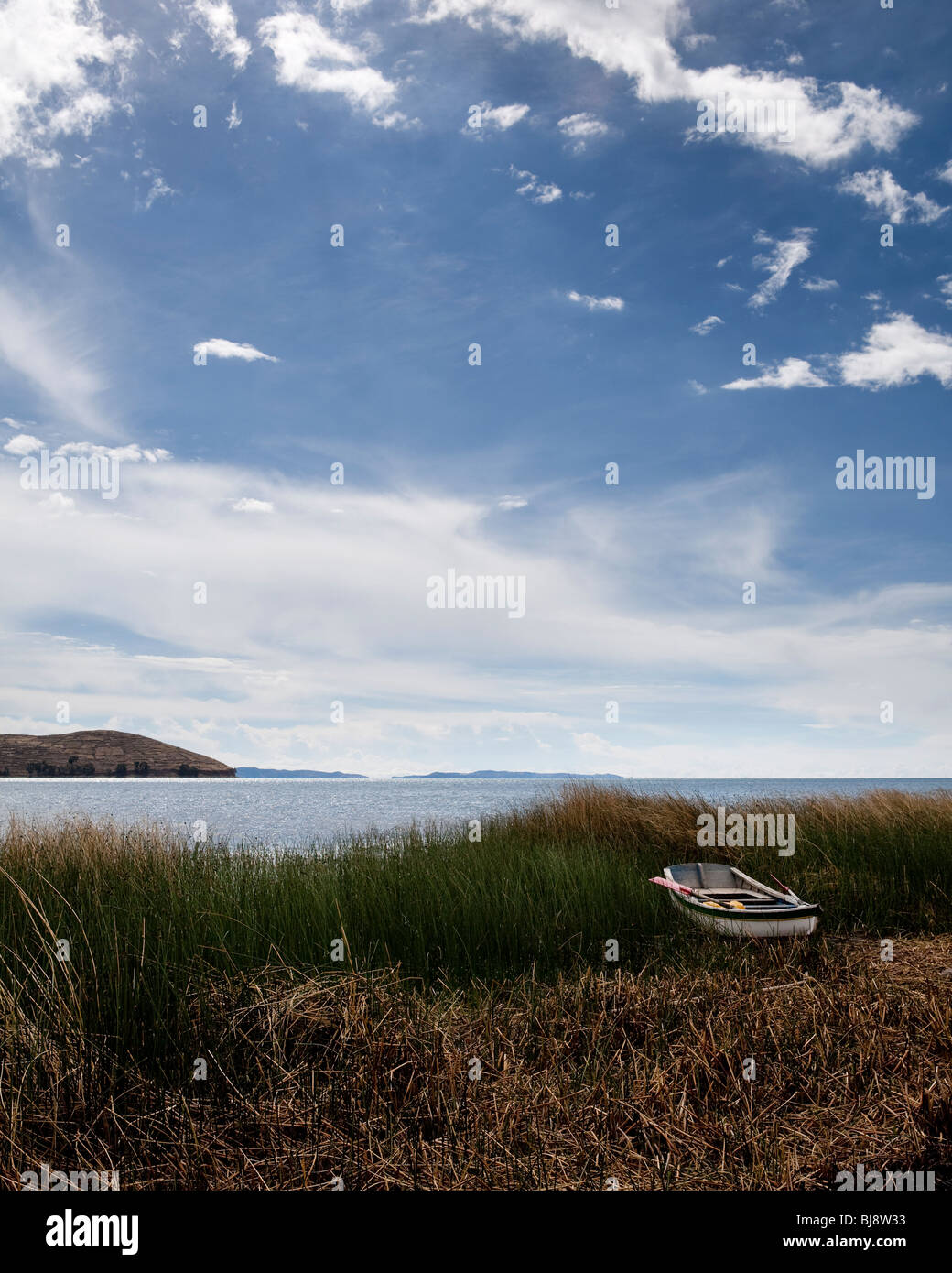 Stranded rowing boat hi-res stock photography and images - Alamy