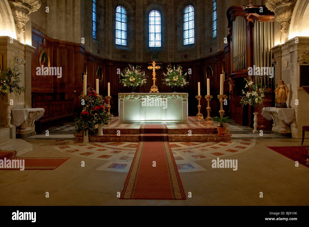 NOTRE DAME DES DOMS CATHEDRAL, PALAIS DES PAPES, AVIGNON, FRANCE Stock ...