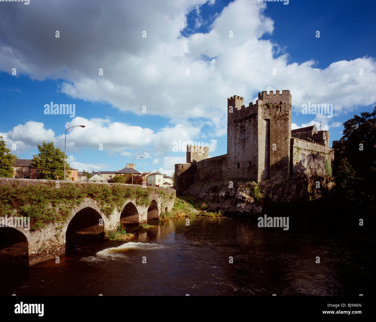 River suir cahir castle hi-res stock photography and images - Alamy