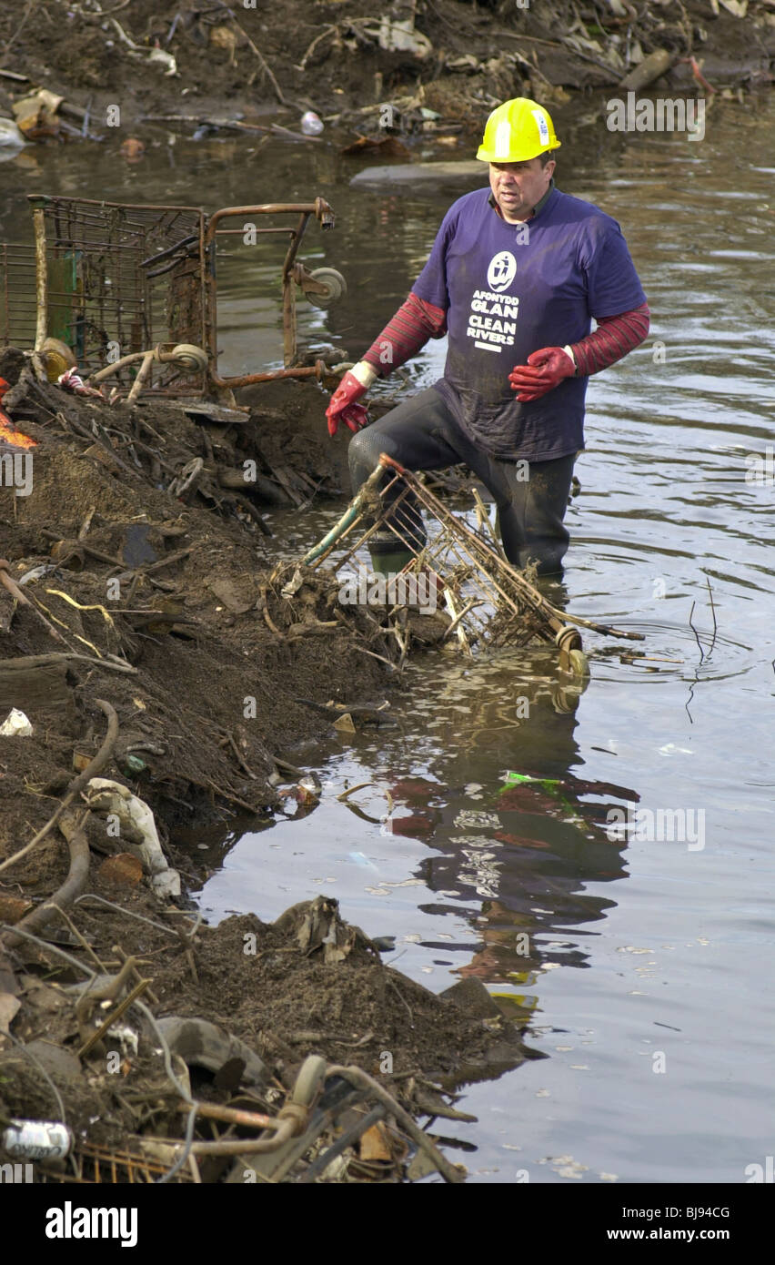 Keep Wales Tidy Campaign volunteers cleaning up the River Rhondda at ...