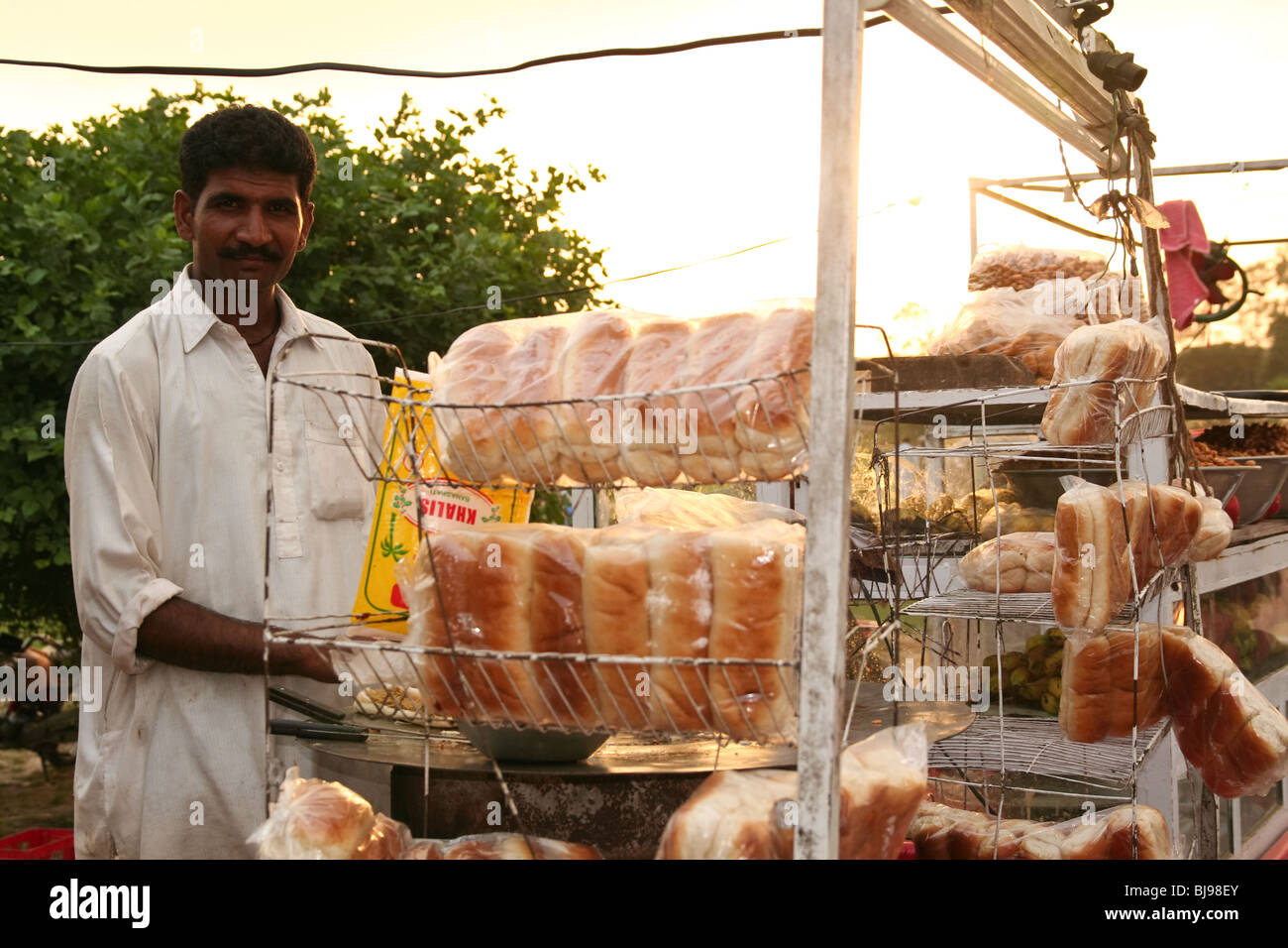 Old Lahore Pakistan Punjab Food Vendor Men Stock Photo - Alamy