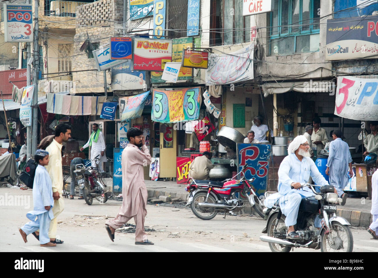 Streets of pakistan hi-res stock photography and images - Alamy