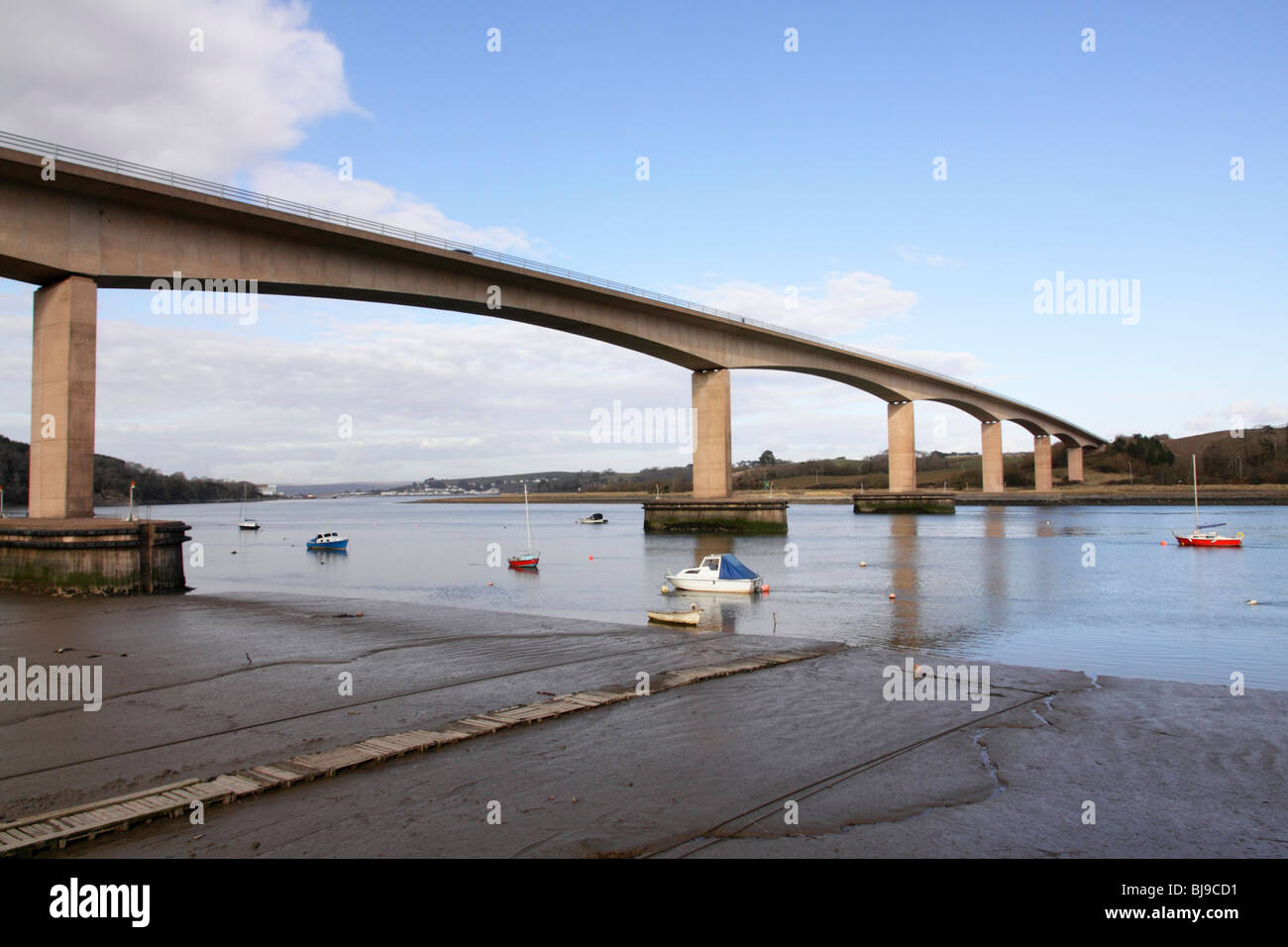 New Torridge Bridge spanning River Torridge at low tide at Bideford ...