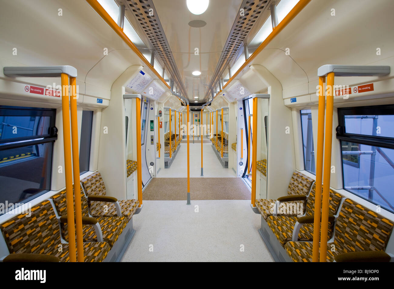 New overground train hi-res stock photography and images - Alamy