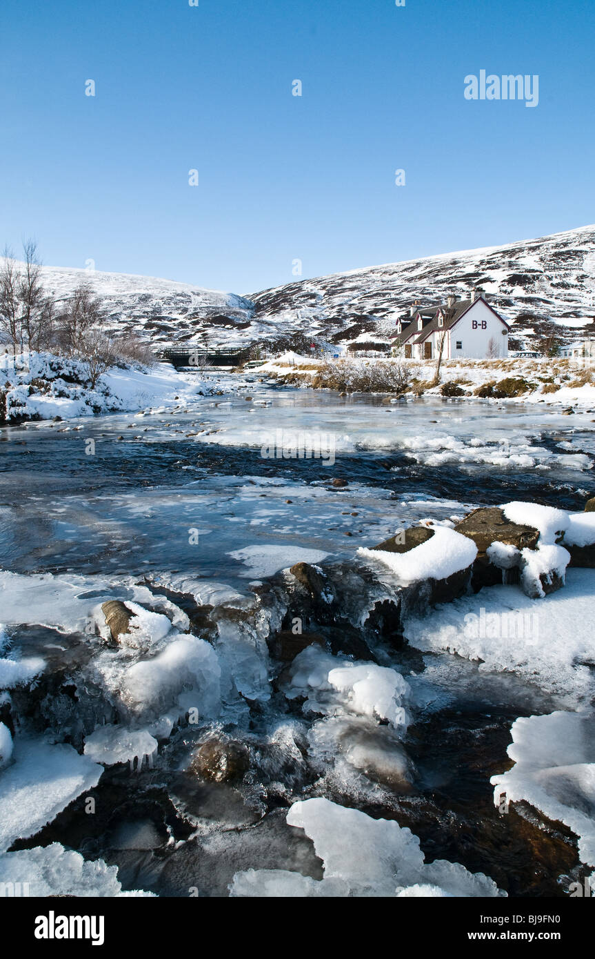 Cottage snow uk hi-res stock photography and images - Alamy