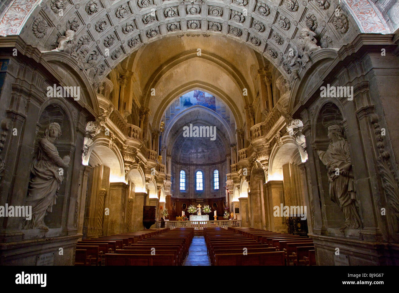 NOTRE DAME DES DOMS CATHEDRAL, PALAIS DES PAPES, AVIGNON, FRANCE Stock ...