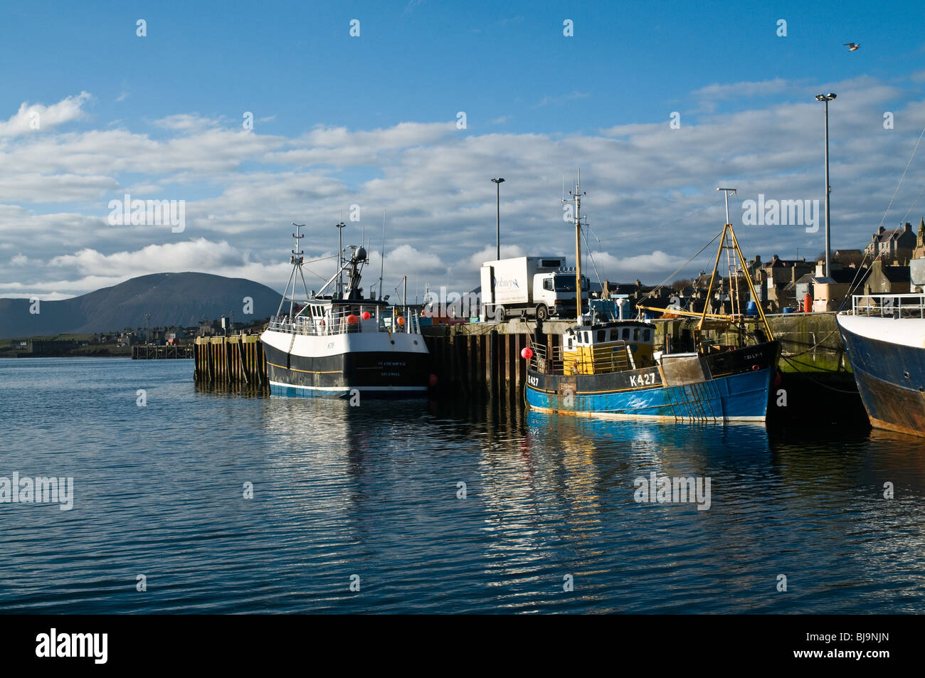 dh Stromness harbour STROMNESS ORKNEY Fishing boats alongside quay ...