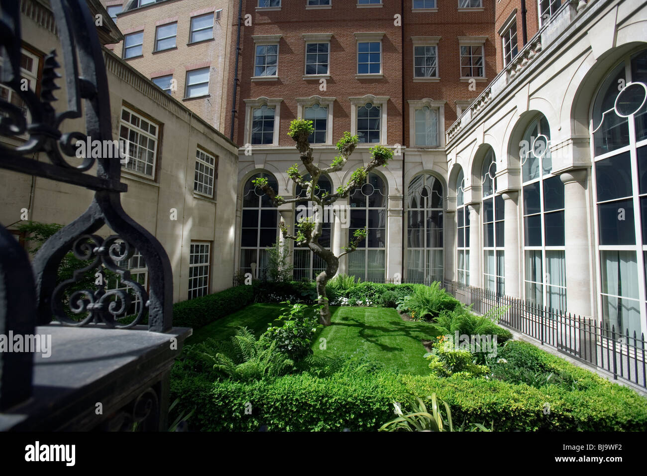 a courtyard garden in the city of london Stock Photo - Alamy