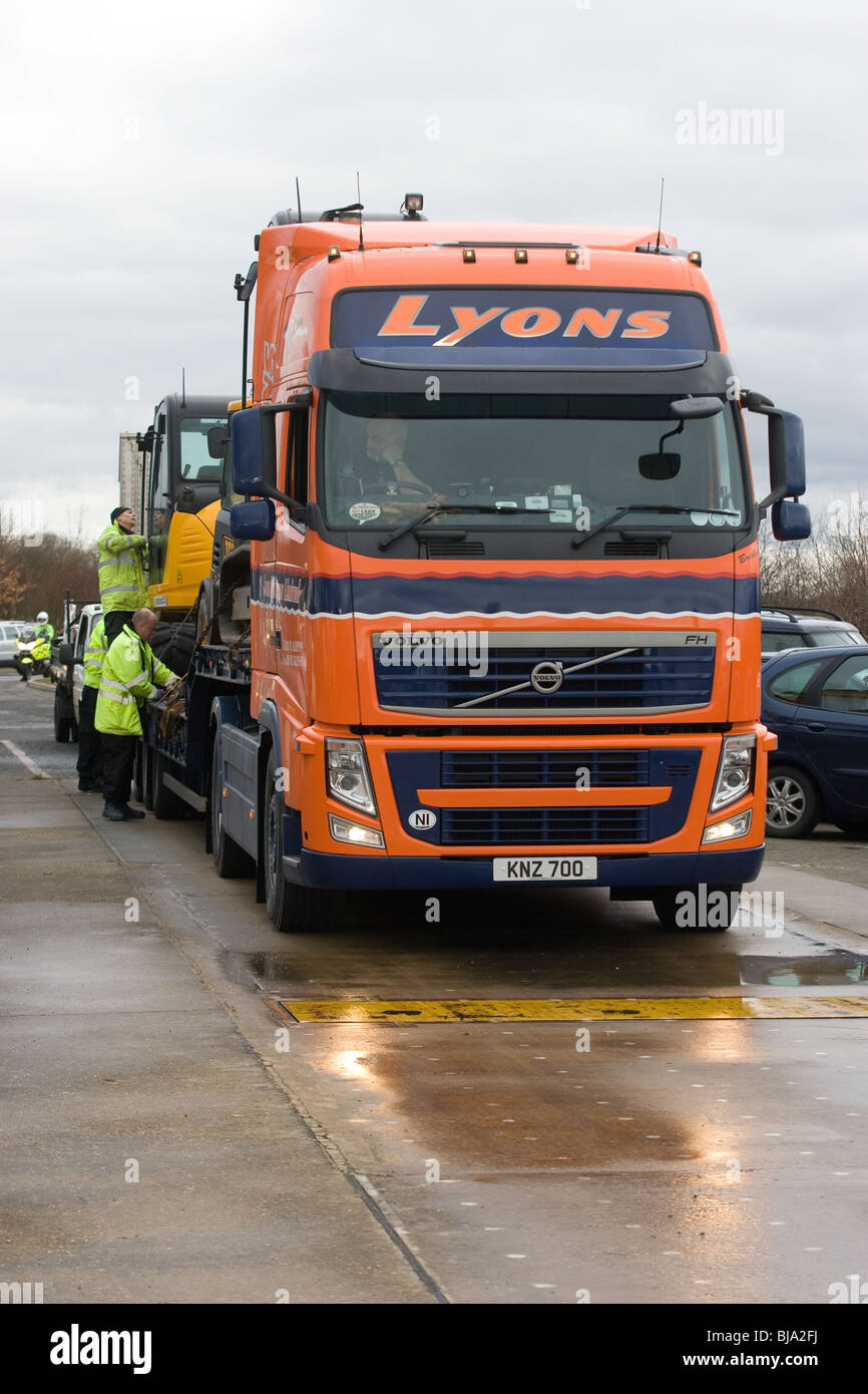VOSA officers checking a lorry loaded with earth movers Stock Photo - Alamy