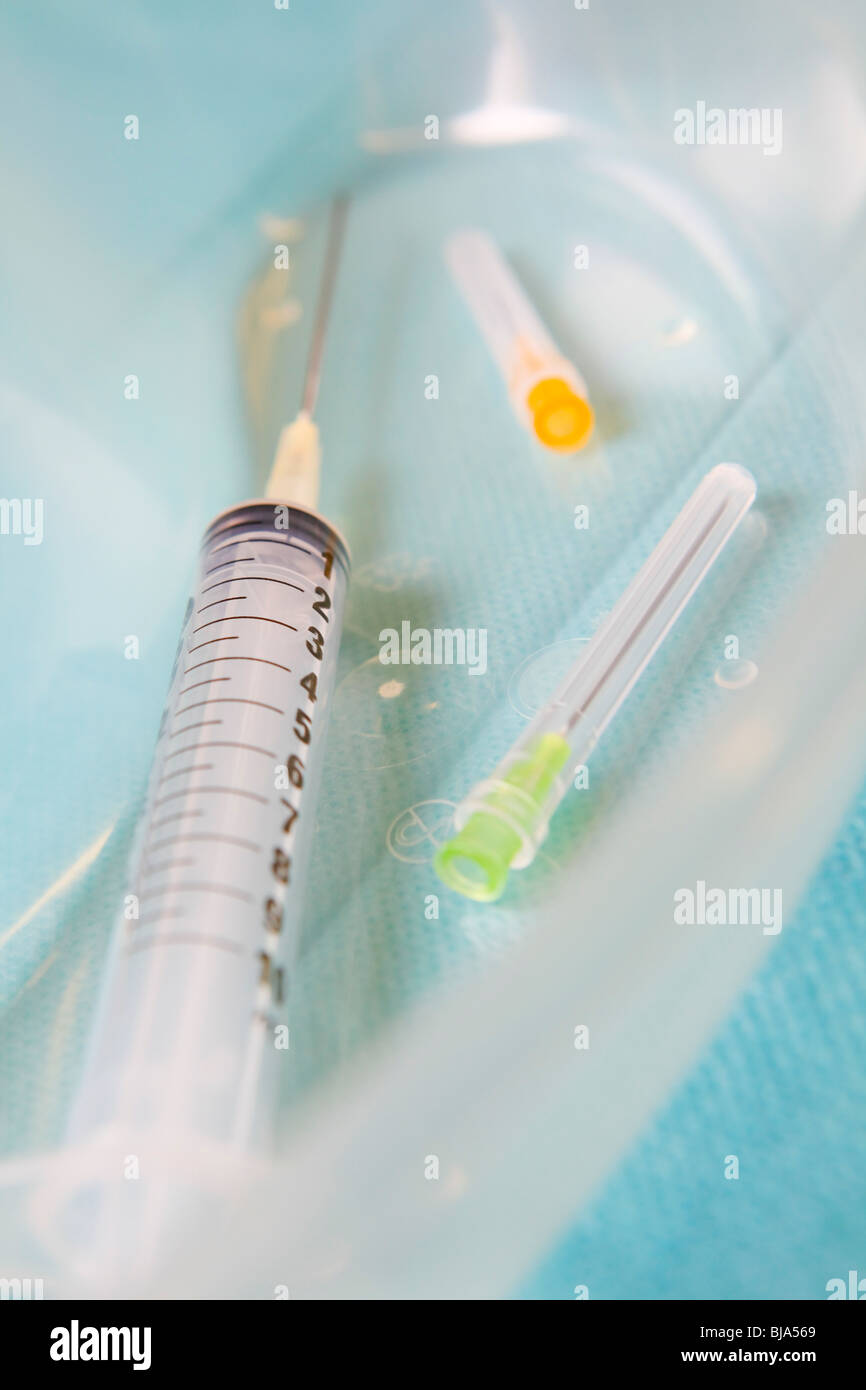Needles and syringes hi-res stock photography and images - Alamy