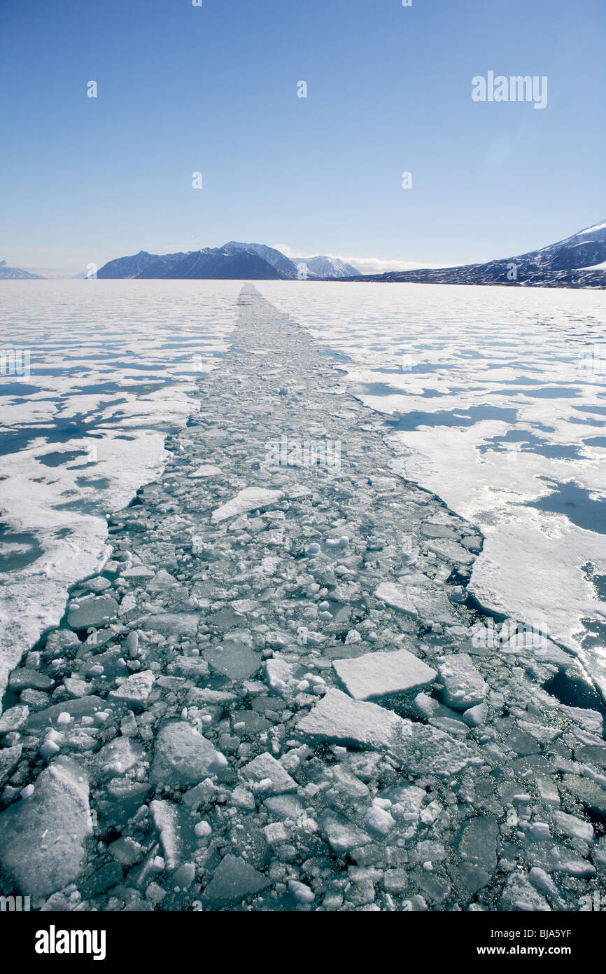 Ships track hi-res stock photography and images - Alamy