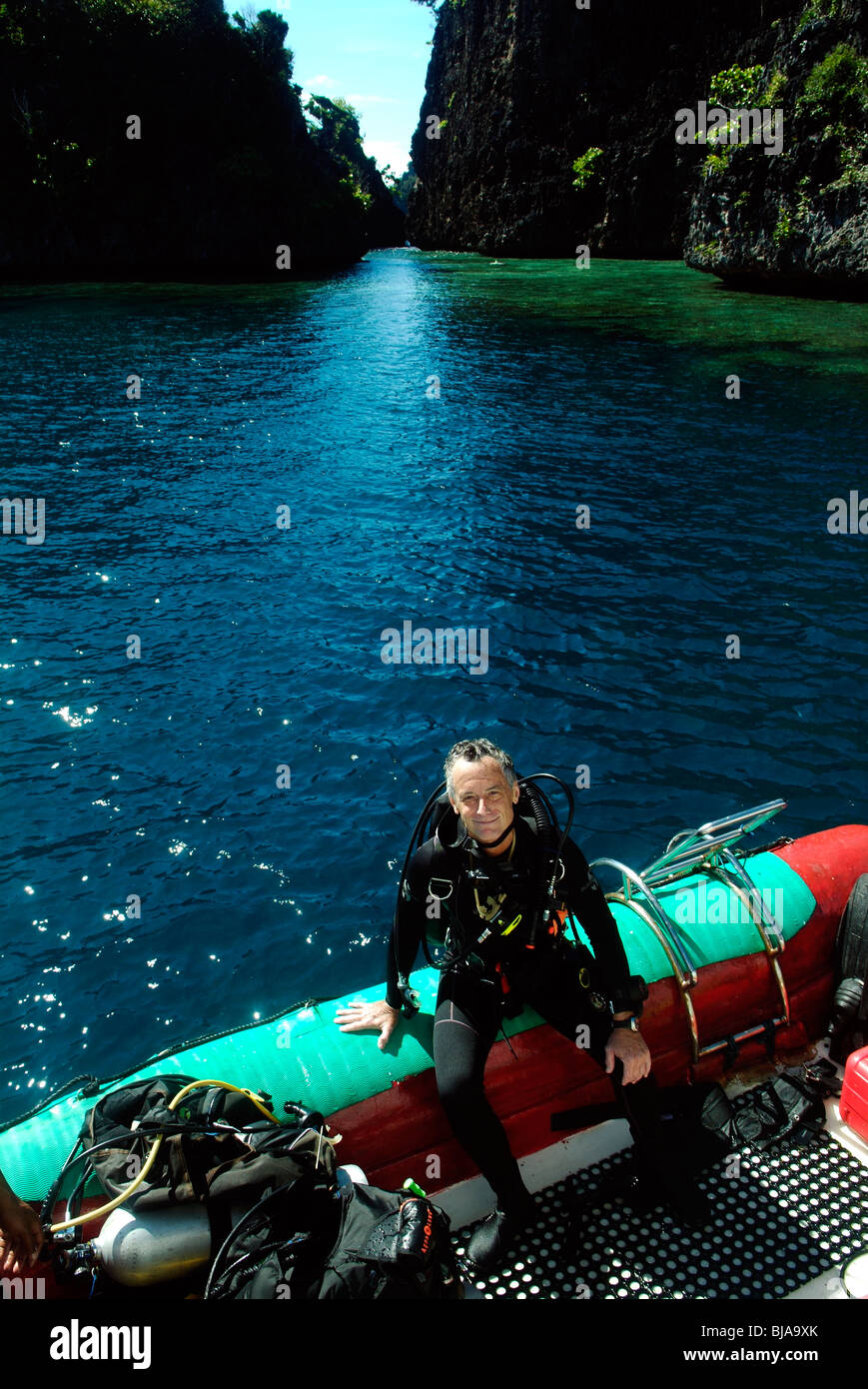 Diver sitting on a inflatable boat ready to dive Stock Photo - Alamy