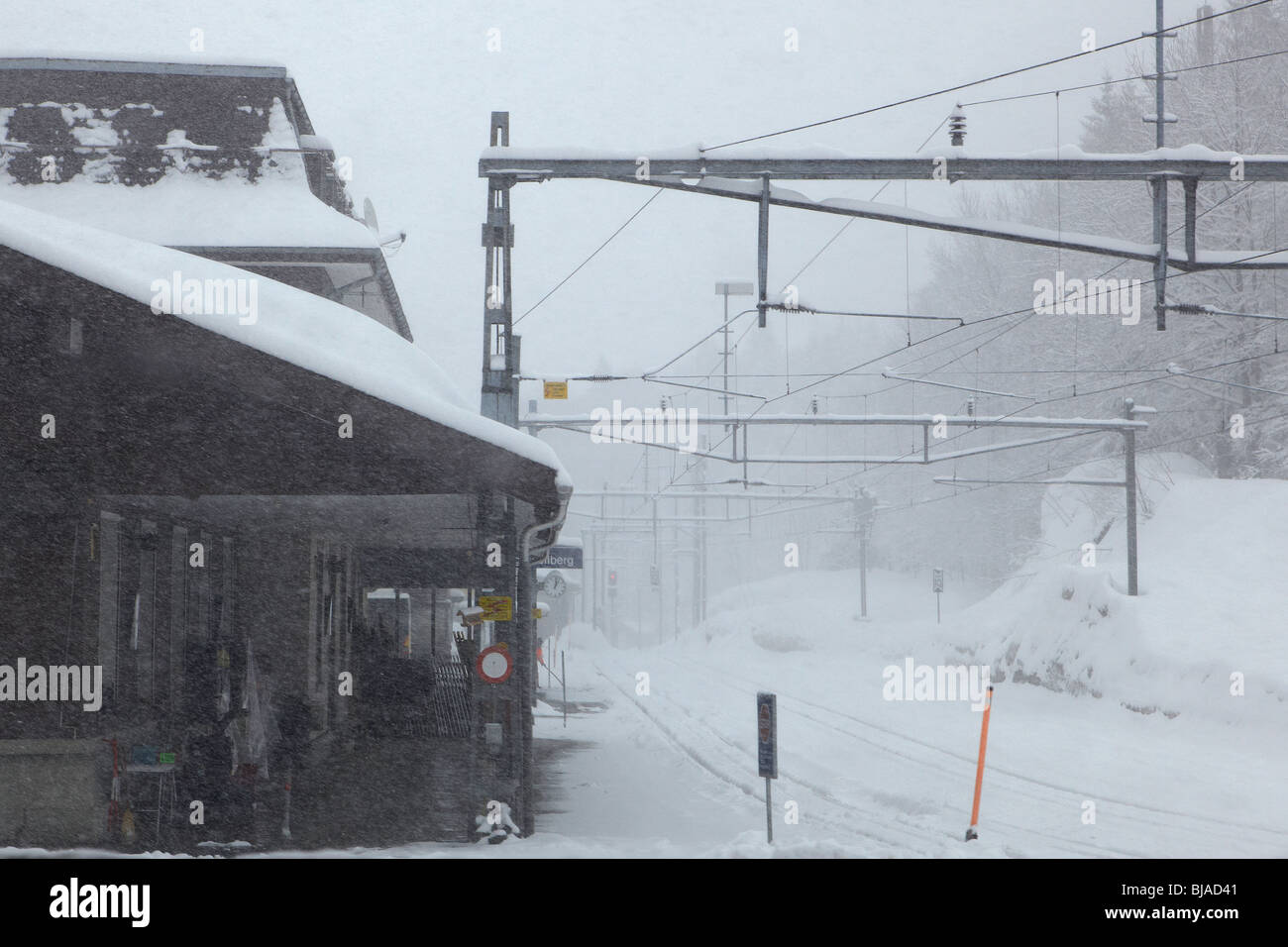 Snow covered train tracks hi-res stock photography and images - Alamy
