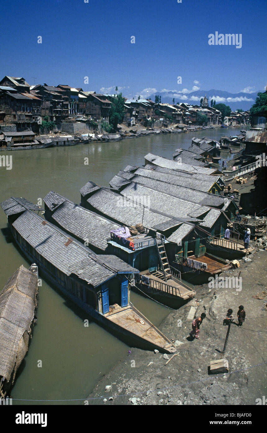 Houseboats moored on the Jhelum River Srinagar India Stock Photo - Alamy