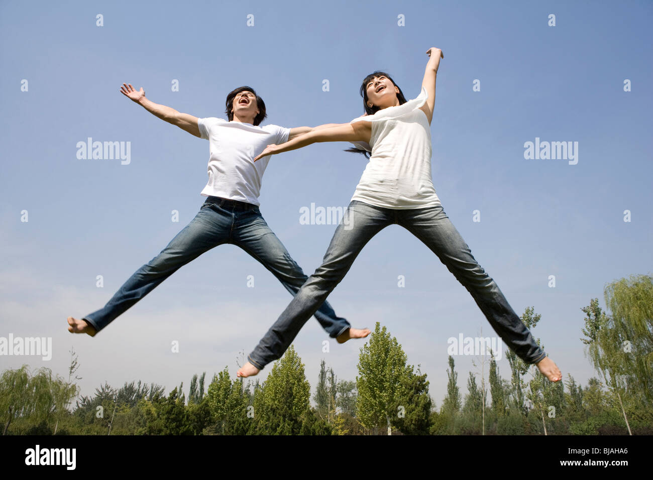 Girlfriend jumping in boyfriend arms hi-res stock photography and ...