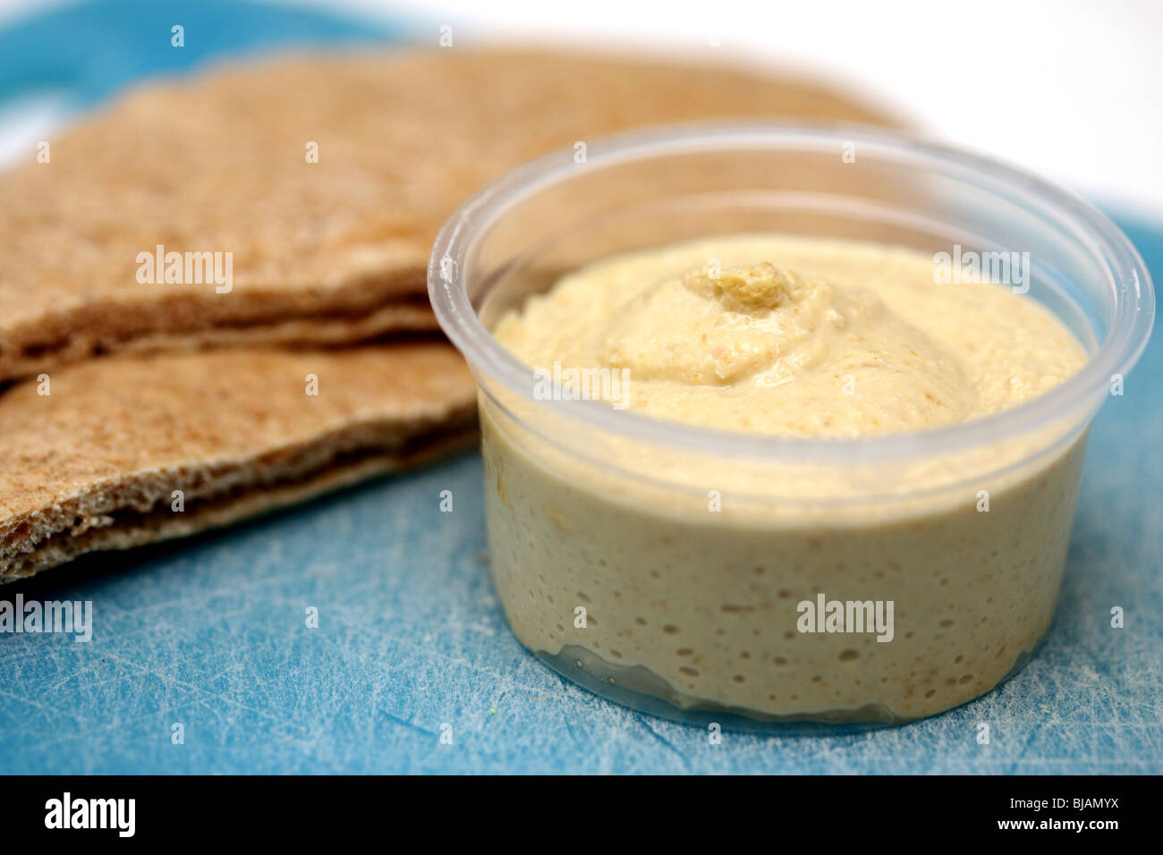 Hummus and Pitta Bread Stock Photo - Alamy