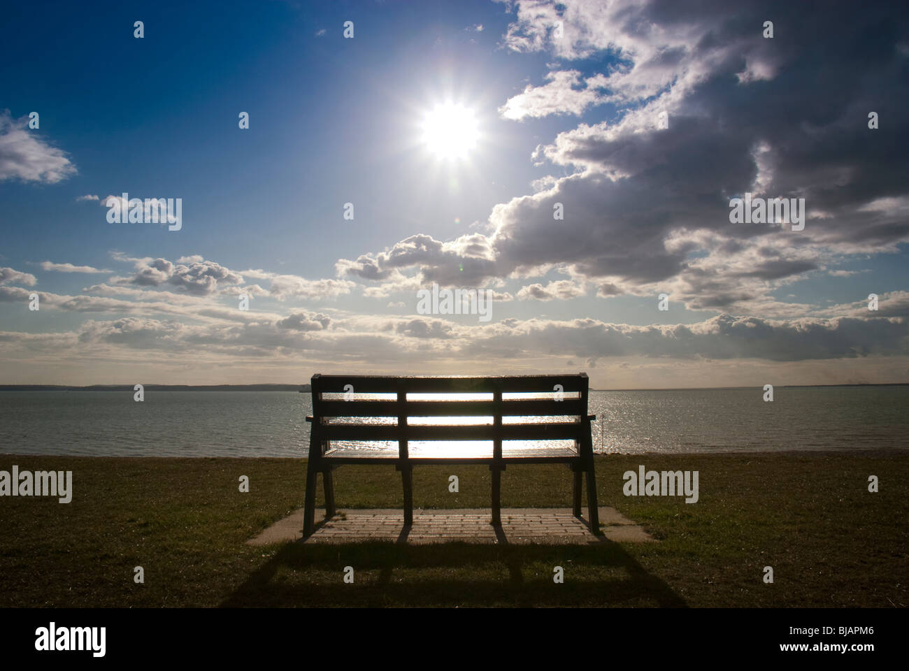 park bench sunny day Stock Photo - Alamy