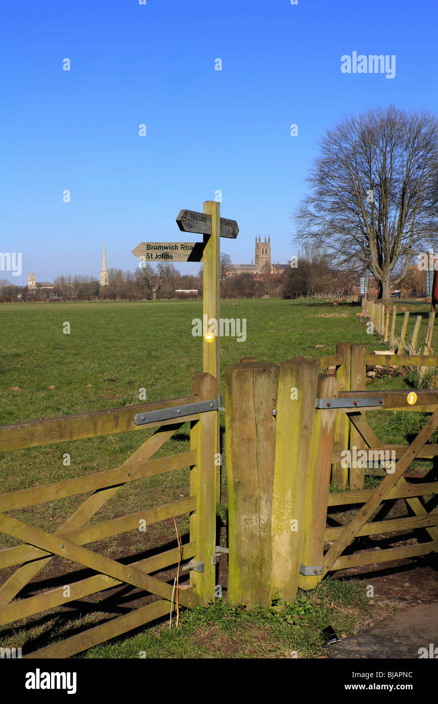 A gate on a footpath Stock Photo - Alamy