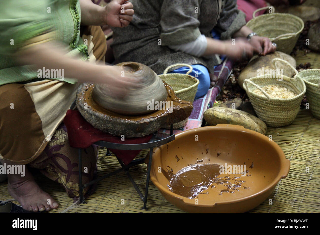 Traditional moroccan women hi-res stock photography and images - Alamy
