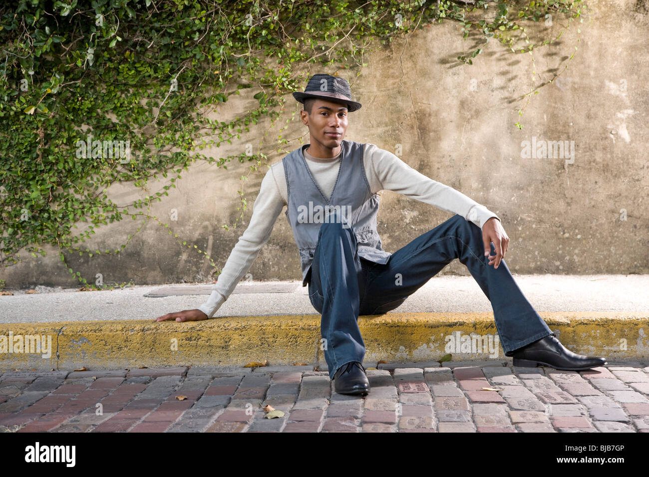 Man sitting on curb hi-res stock photography and images - Alamy