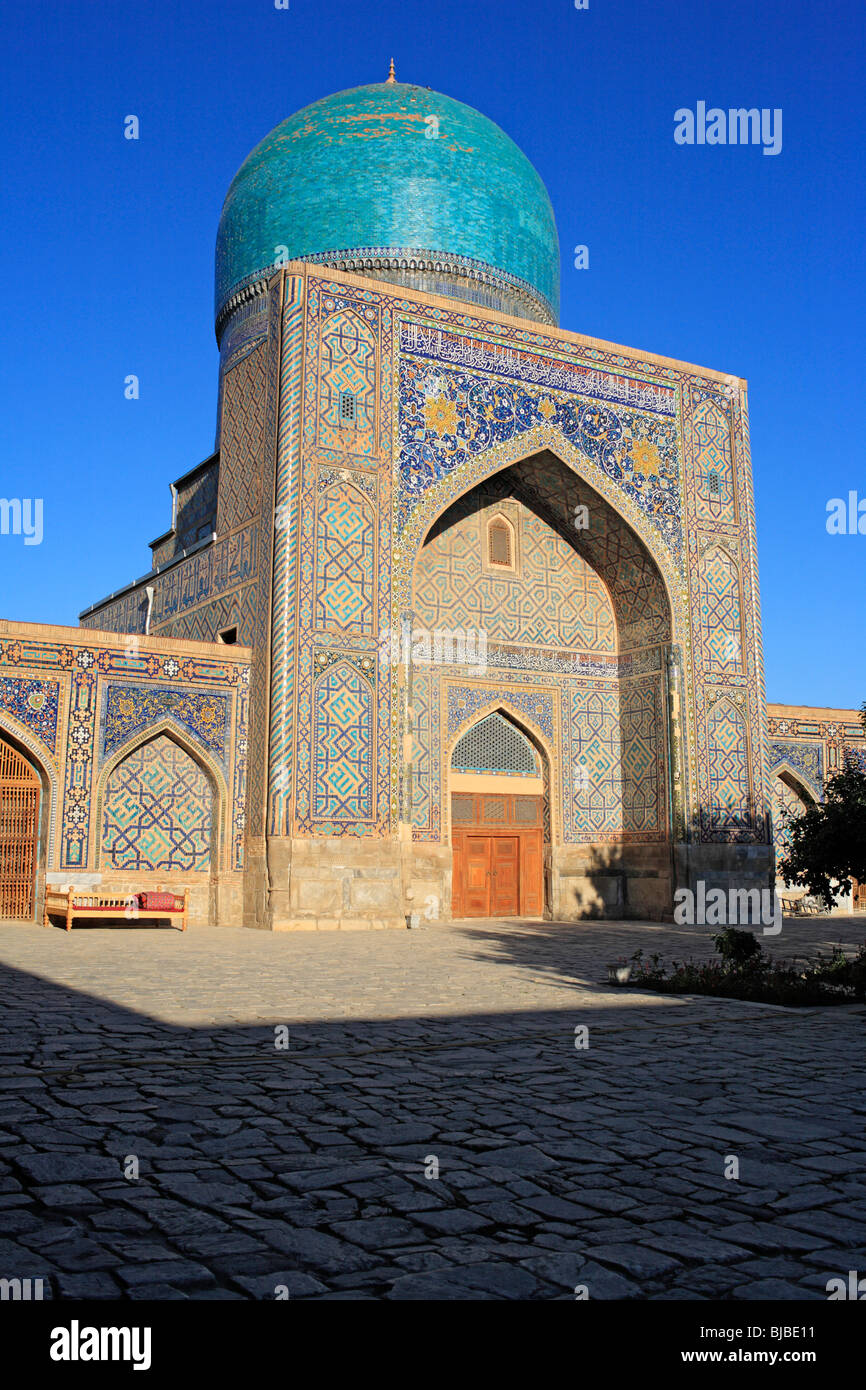 The mosque in the Tilla Kari Madrasah, Registan Square, Samarkand ...