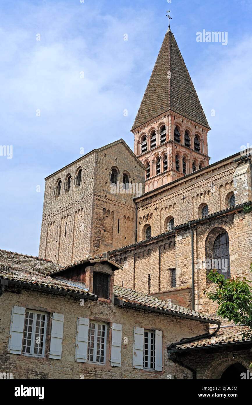 Romanesque architecture 11th century hi-res stock photography and ...