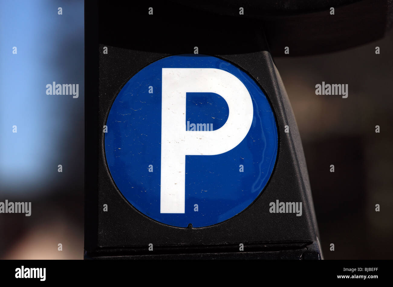 Parking sign on the side of a parking ticket machine Stock Photo - Alamy