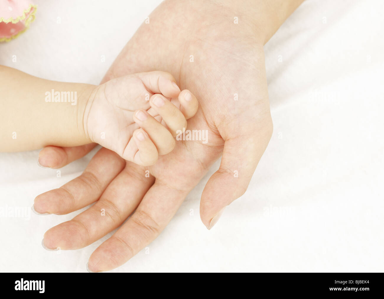 Hands of parent and child Stock Photo - Alamy