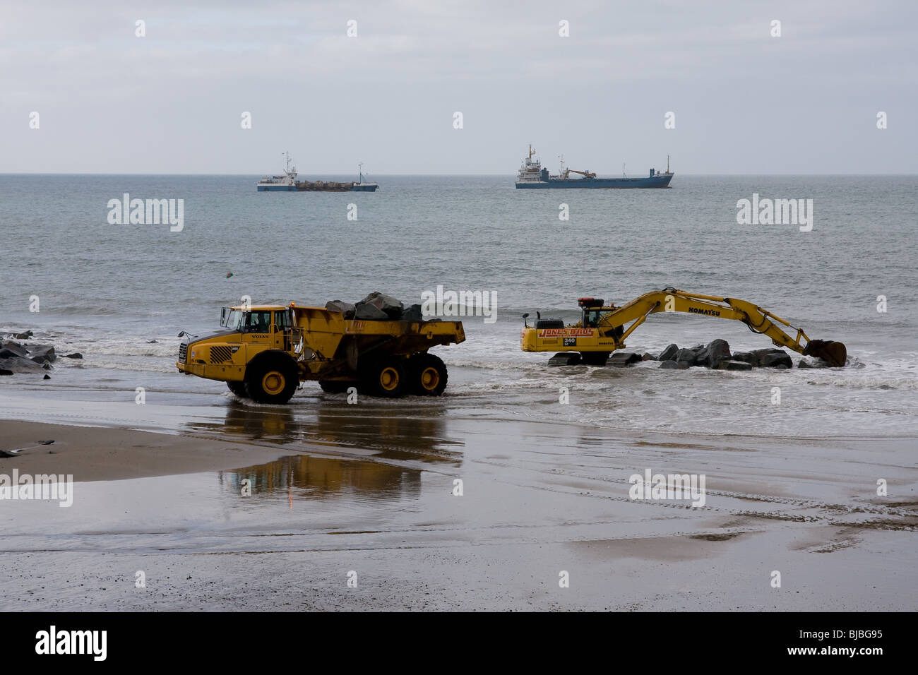 Moving boulders on the beach, tywyn Stock Photo - Alamy