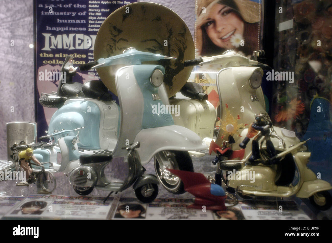 Vespa 60s lambrettas mod model scooter shop display cabinet hi-res ...
