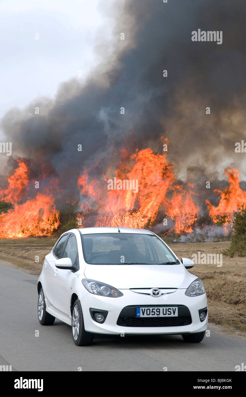 Burning car road hi-res stock photography and images - Alamy