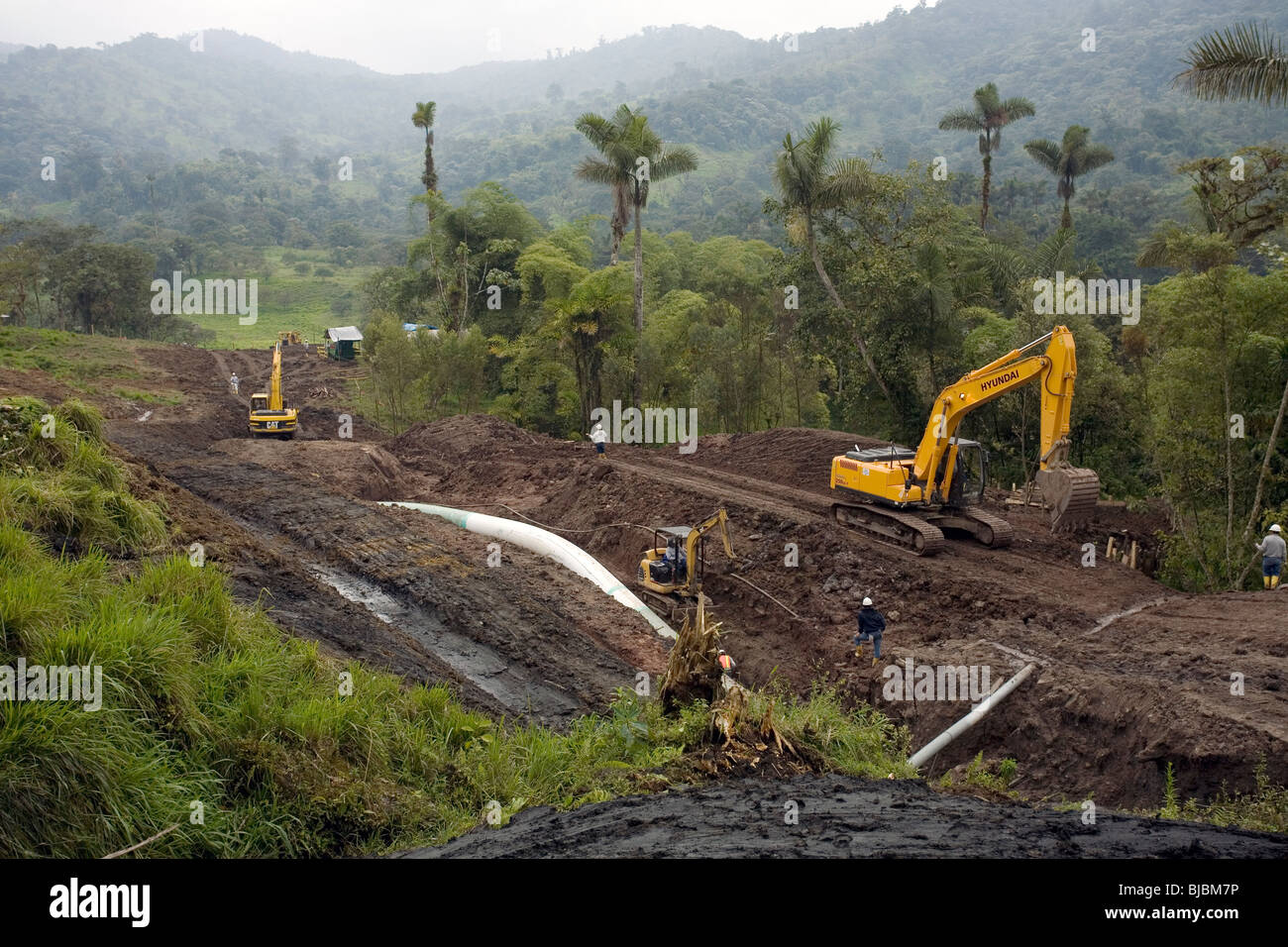 Repairing an oil pipeline in the Ecuadorian Amazon Stock Photo - Alamy