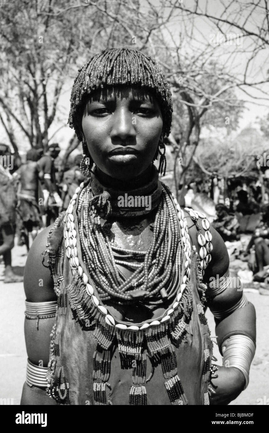 African adornment black and white hi-res stock photography and images ...