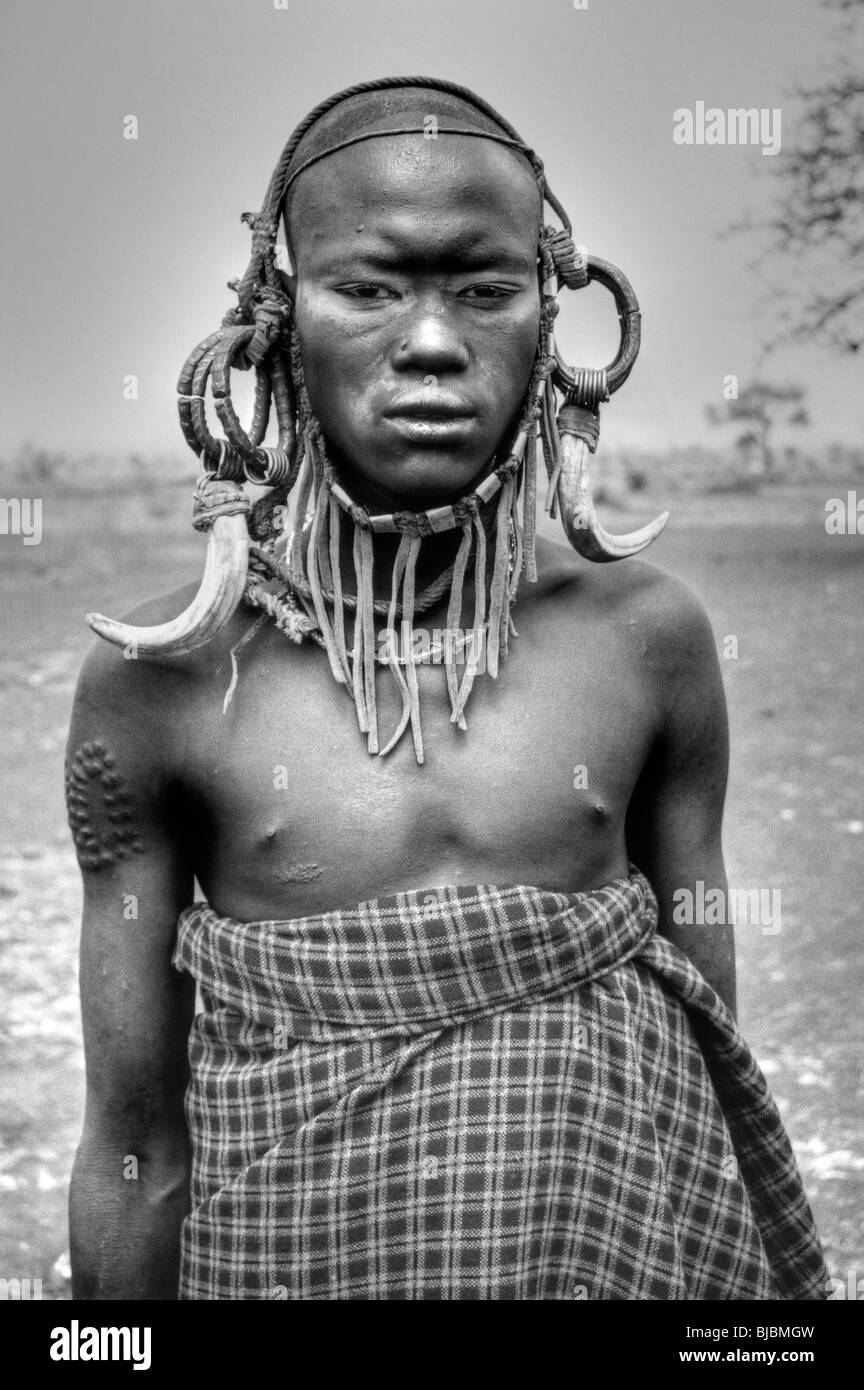 Man mursi tribe scarification omo Black and White Stock Photos & Images ...