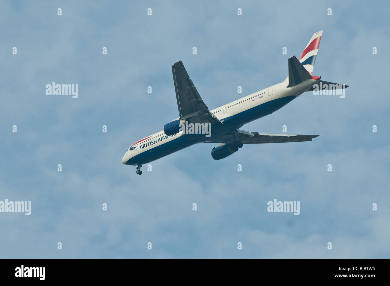Descending Airplane Stock Photos & Descending Airplane Stock Images - Alamy