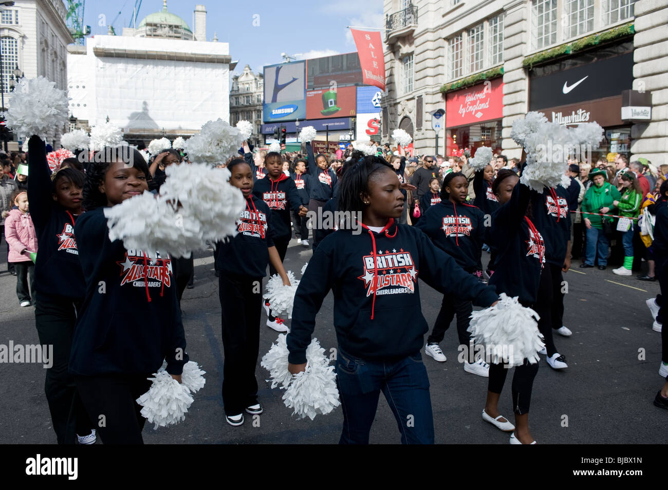 Performing cheerleaders hi-res stock photography and images - Alamy
