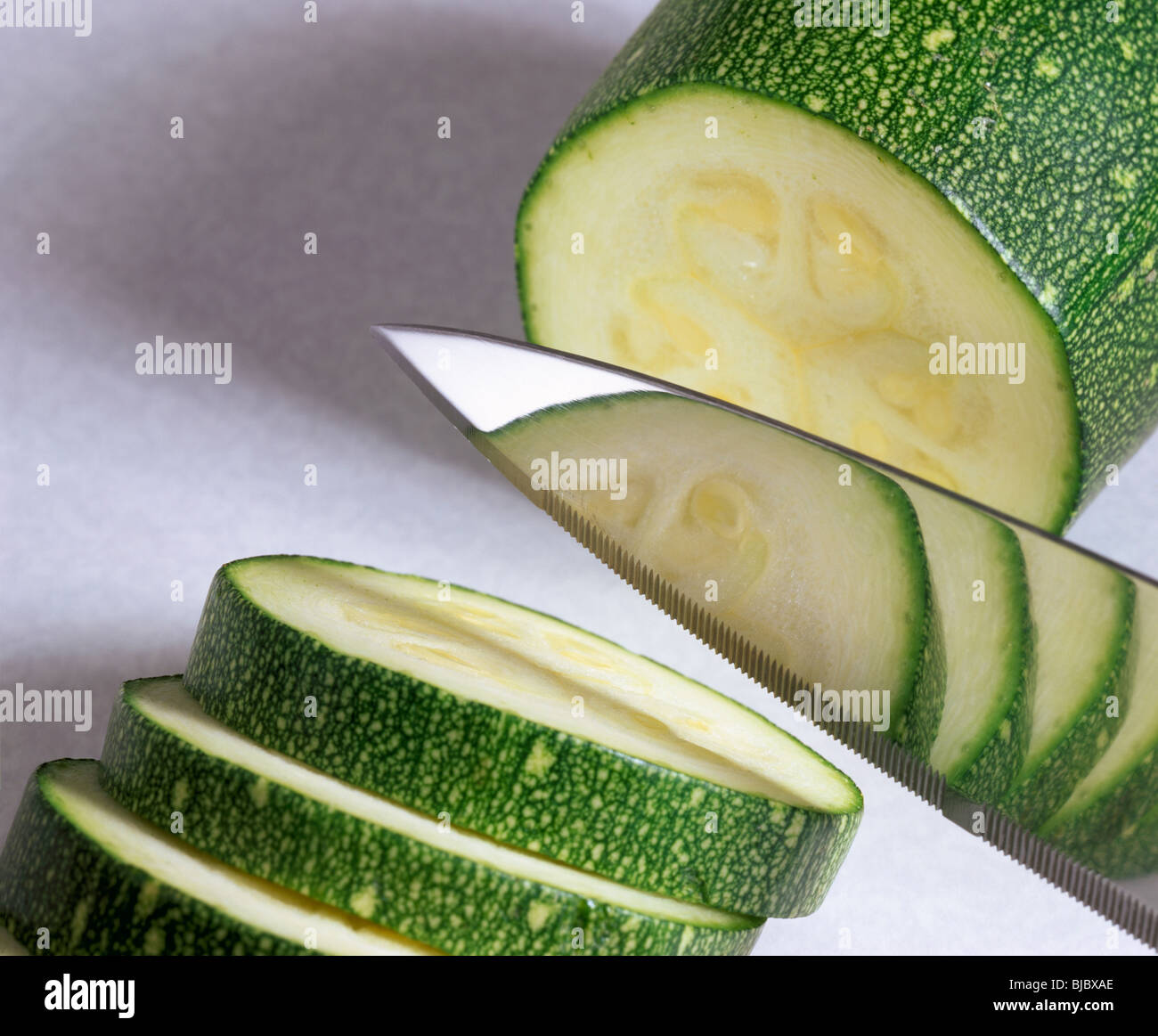 Slicing a courgette Stock Photo - Alamy