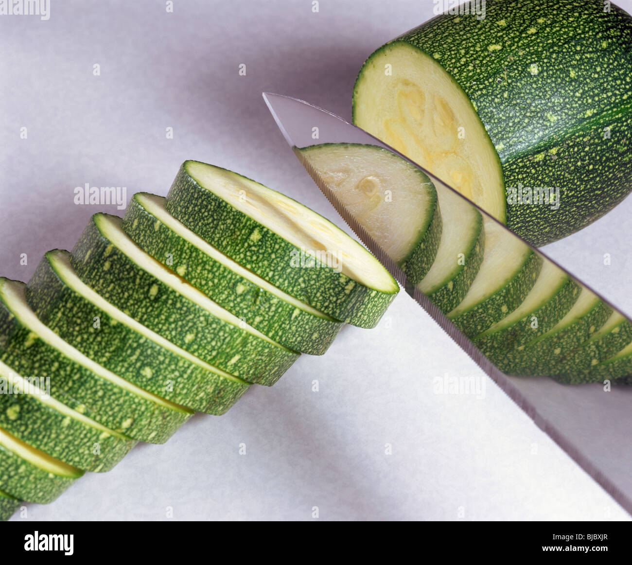 Slicing a courgette Stock Photo - Alamy