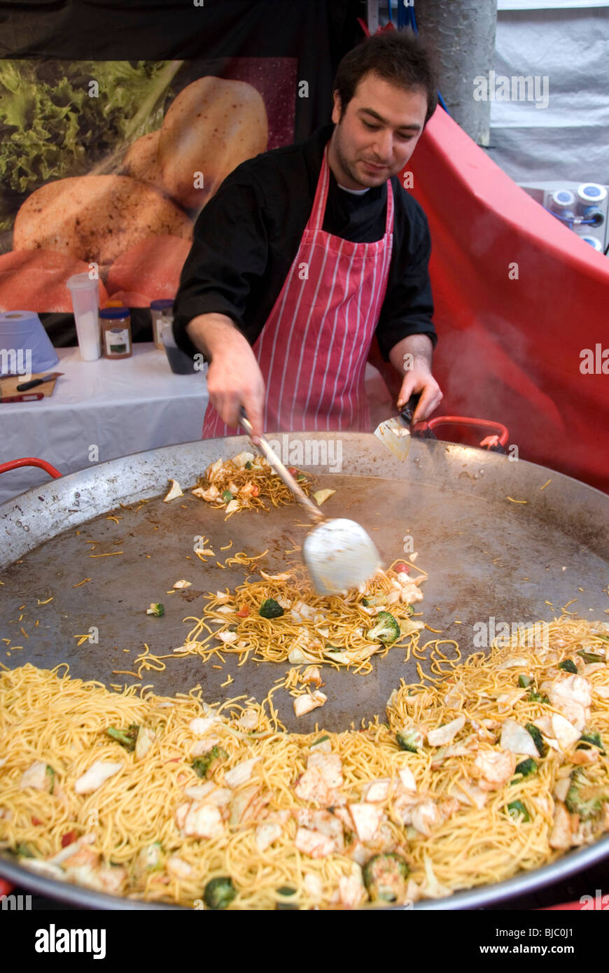 Food stall selling noodles hi-res stock photography and images - Alamy