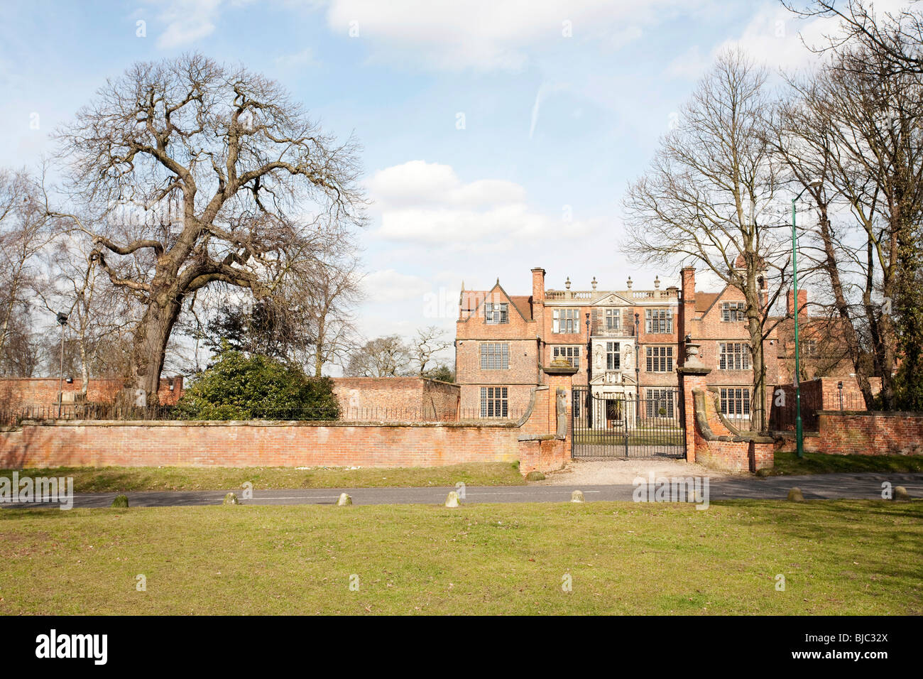 large manor house through entrance gates Stock Photo - Alamy