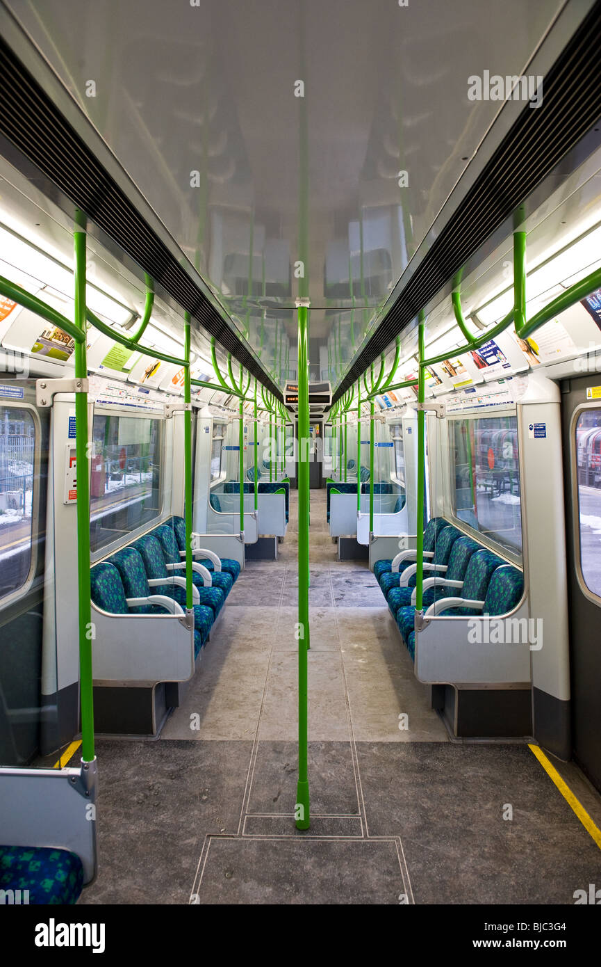 London underground tube train hi-res stock photography and images - Alamy