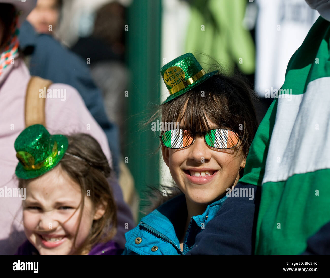 Children watching parade hi-res stock photography and images - Alamy