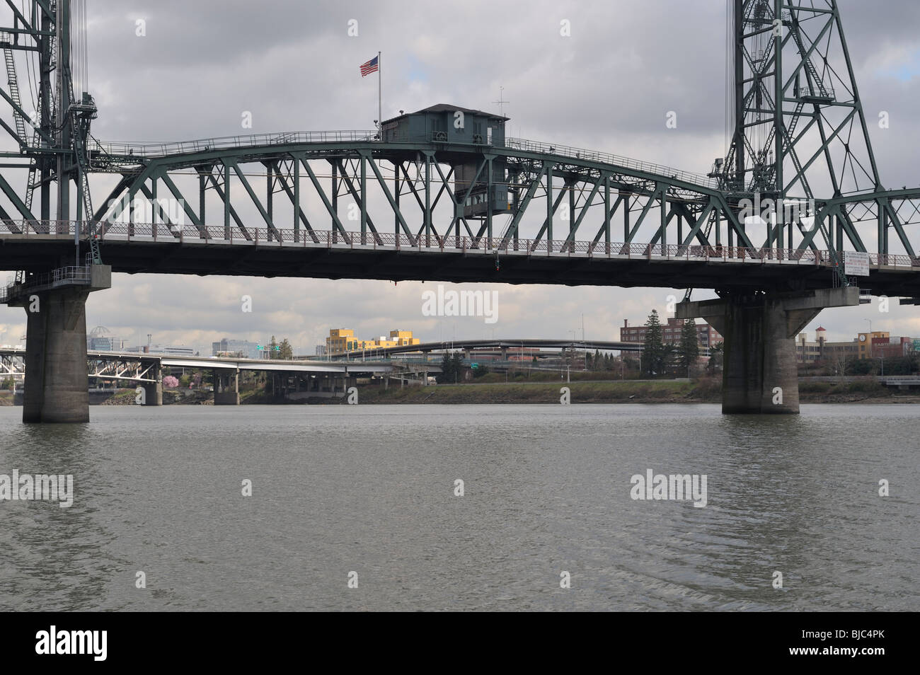 The lift span of the Hawthorne Bridge crossing the Willamette River ...
