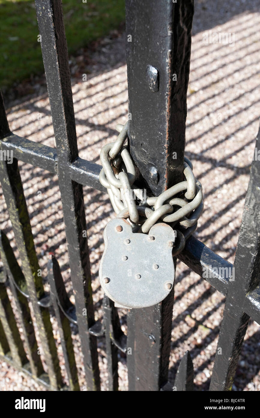 padlock and chain securing locked gates Stock Photo - Alamy