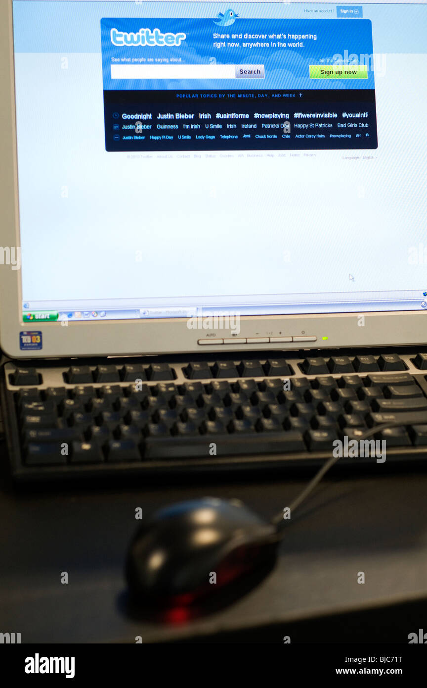 A computer screen showing social media website Twitter Stock Photo - Alamy