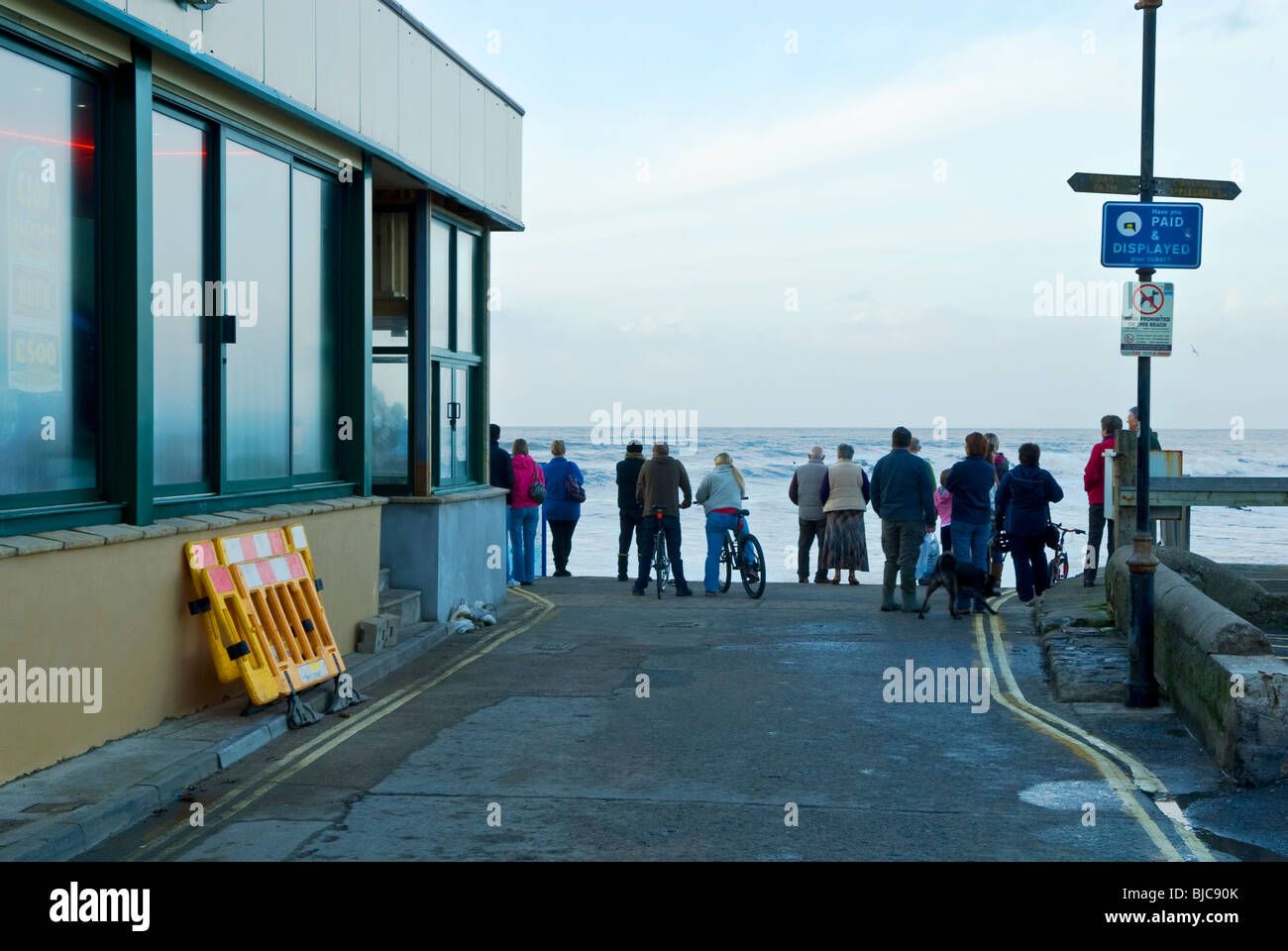 Crowd watching sky hi-res stock photography and images - Alamy