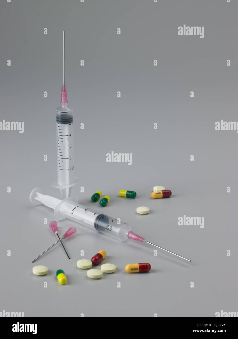 Syringes and needles with capsules and tablets and 2 spare needle Stock ...