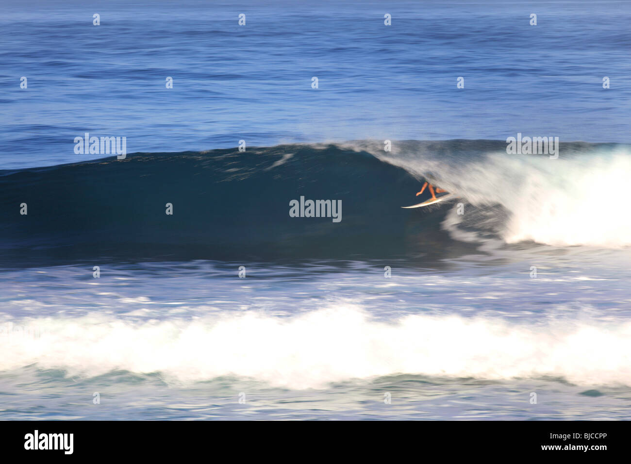 Surfing pipeline hawaii hi-res stock photography and images - Alamy