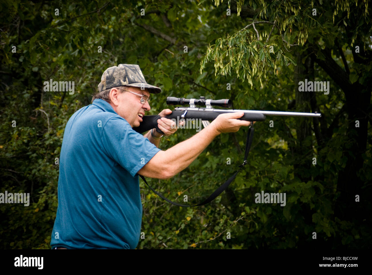 Hunting rifle and scope hi-res stock photography and images - Alamy
