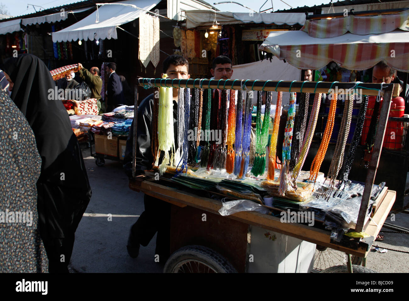 Market cart push hi-res stock photography and images - Alamy